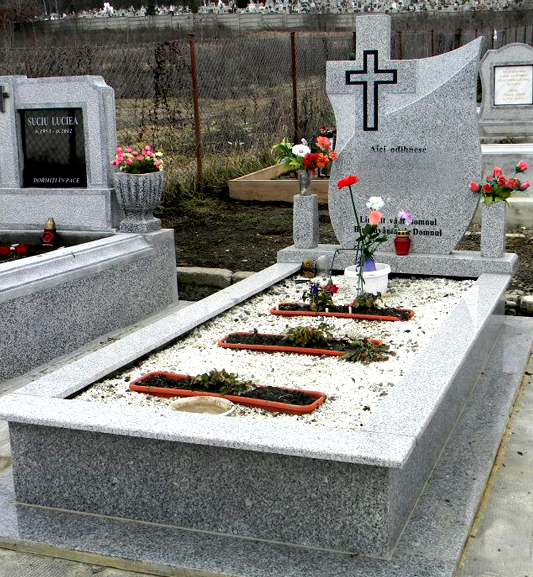 Constuctii funerare | Monumente funerare Marmura Granit | Cruci